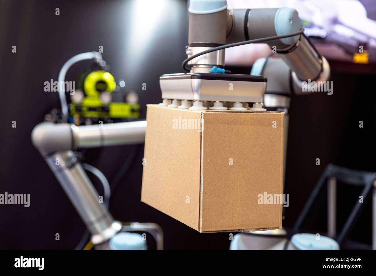Industrial pick and place robot arm Stock Photo - Alamy