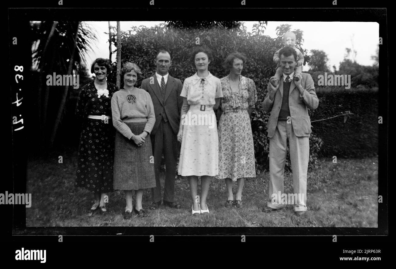 Group John Herd and family, Ralph Herd and family, Maud and Clyde, 17 ...