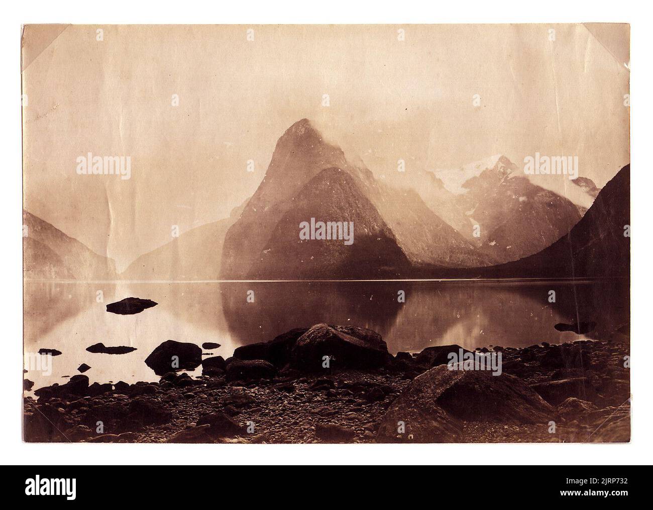 Milford sound harrisons cove hi-res stock photography and images - Alamy