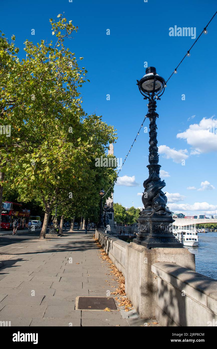 London embankment lamps hi-res stock photography and images - Alamy