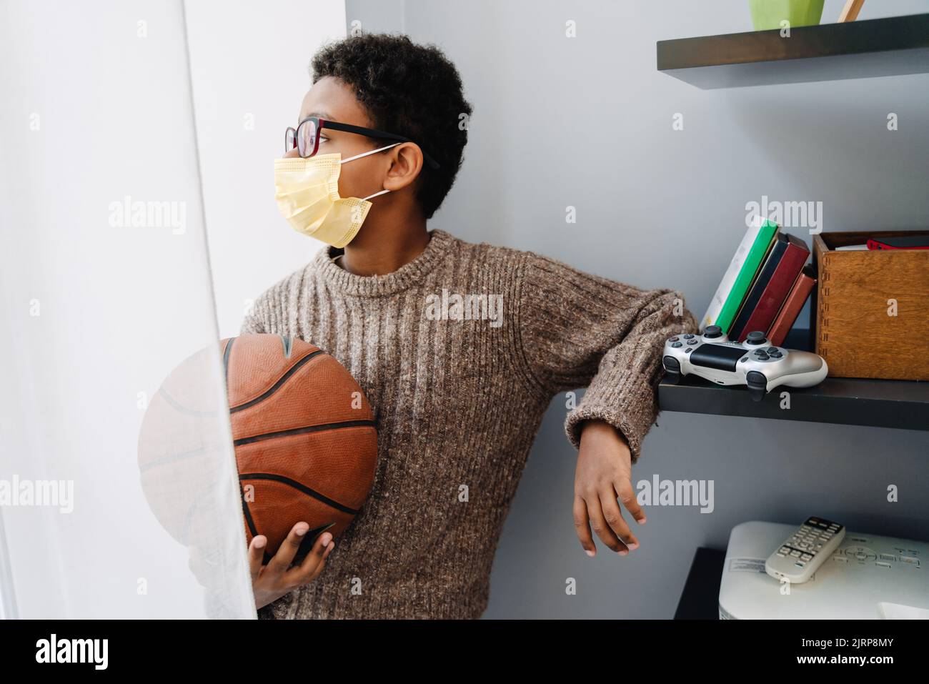 Boy in face mask hi-res stock photography and images - Alamy