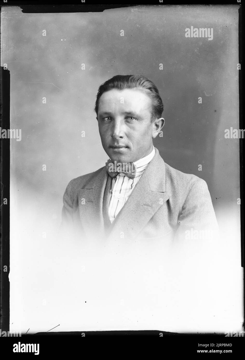 1920s man bow tie hi-res stock photography and images - Alamy