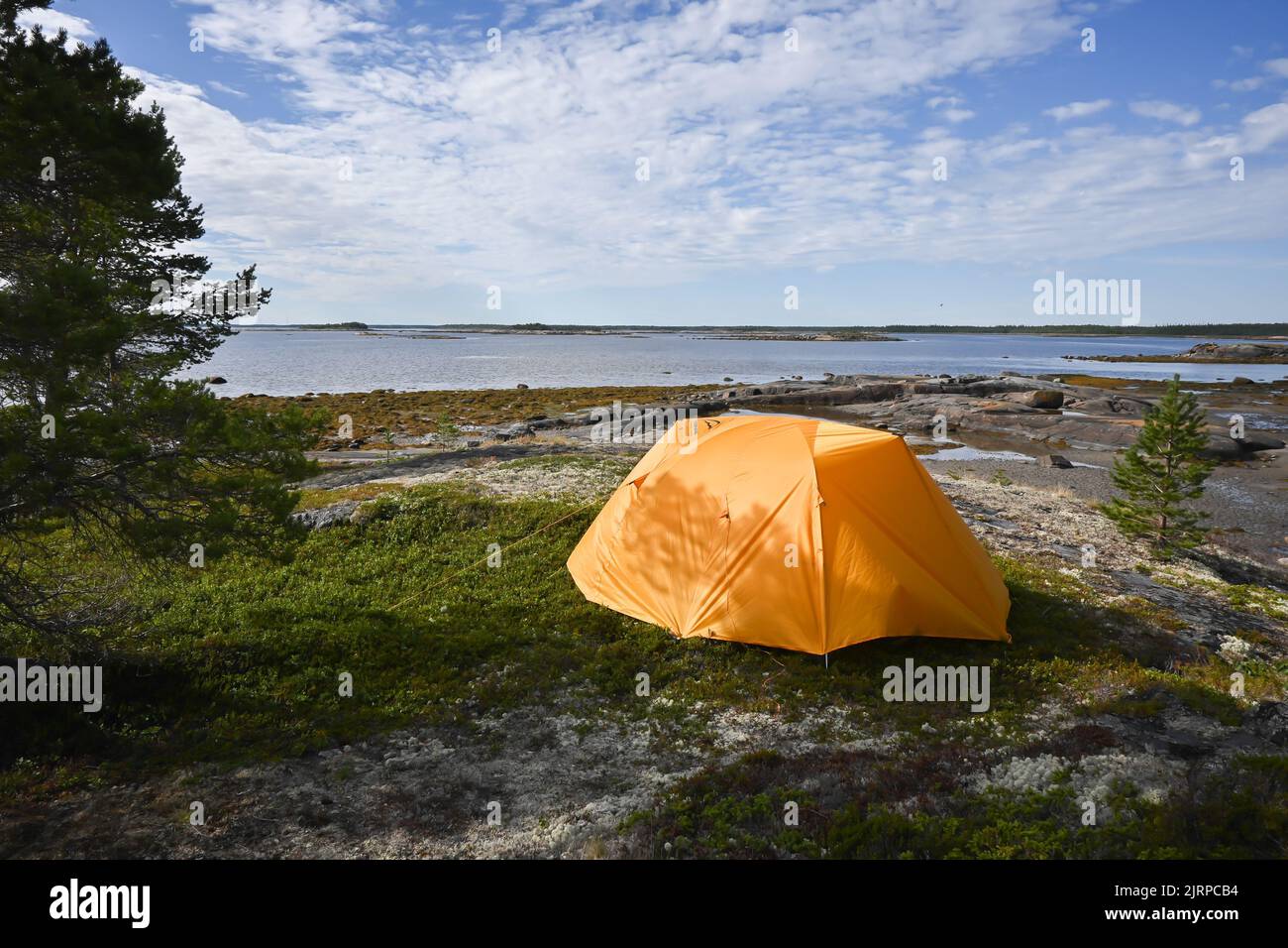 A tent on the seashore. Travelers' camp on the White Sea coast in ...