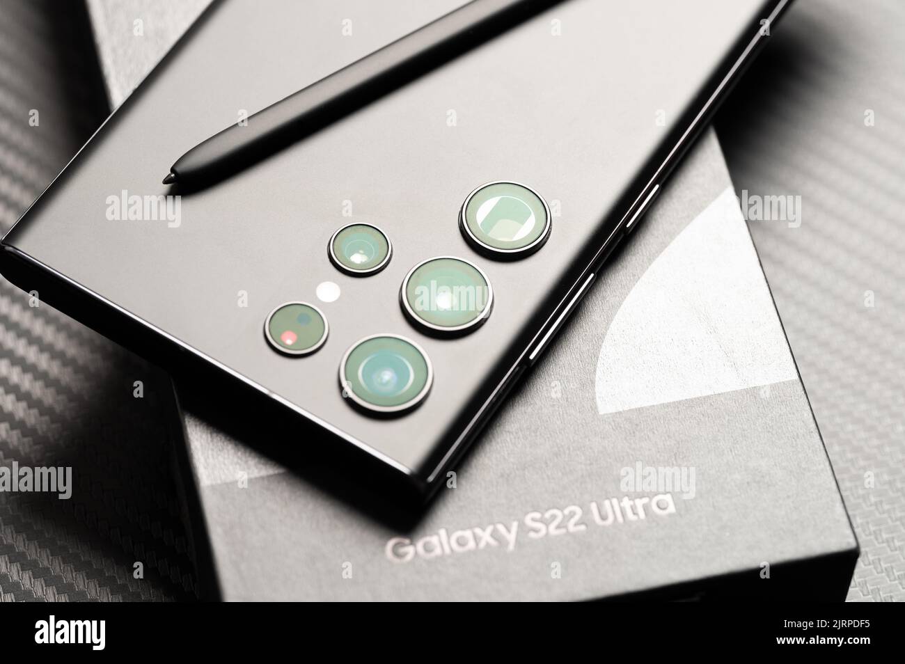 Samsung s22 ultra phone hi-res stock photography and images - Alamy