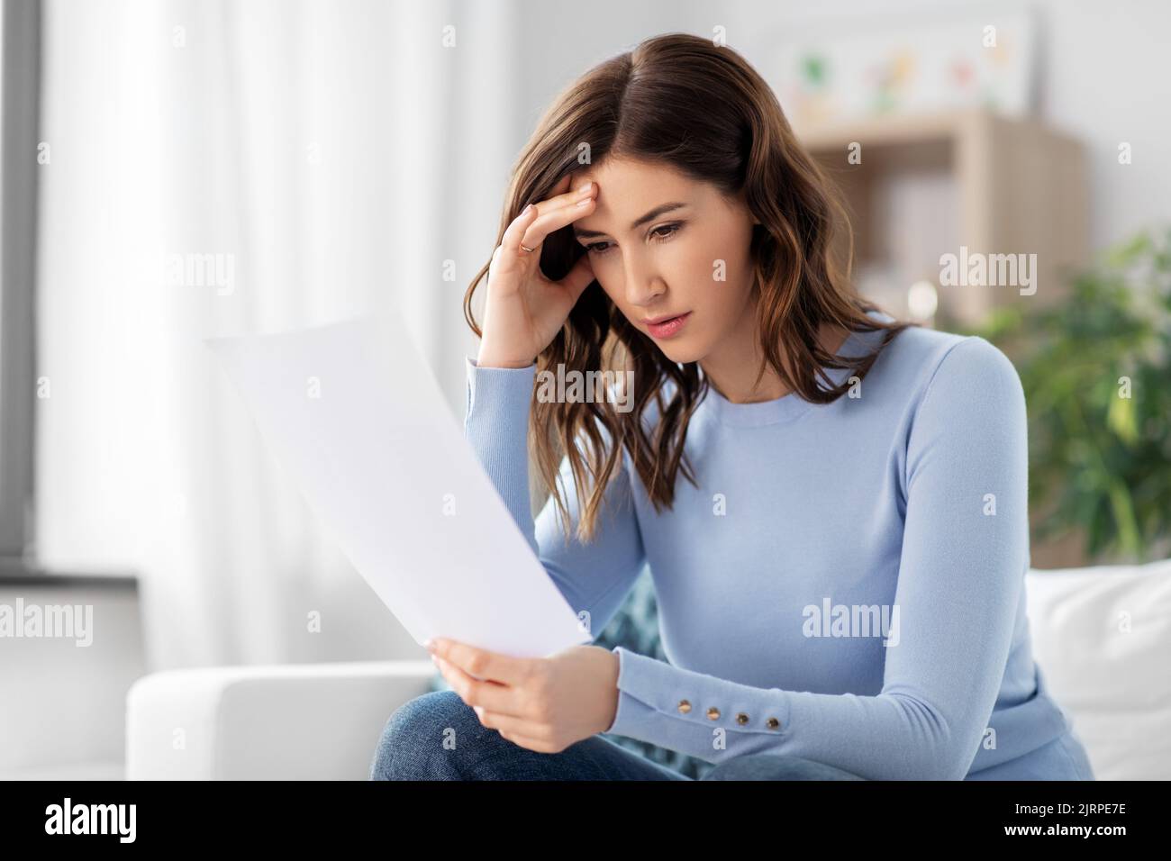 Woman file home hi-res stock photography and images - Alamy