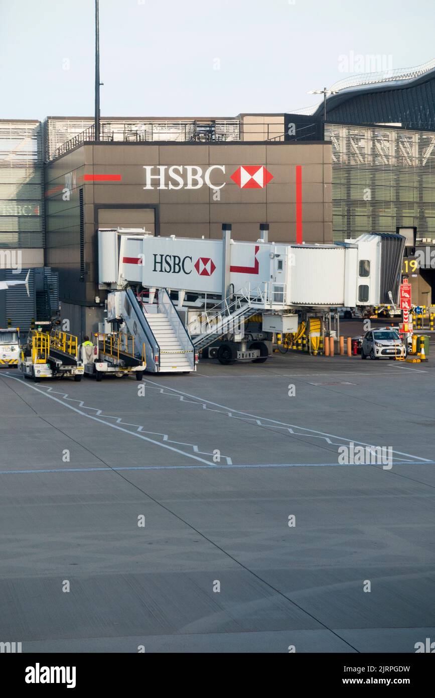 Airport parking signs heathrow hi-res stock photography and images - Alamy