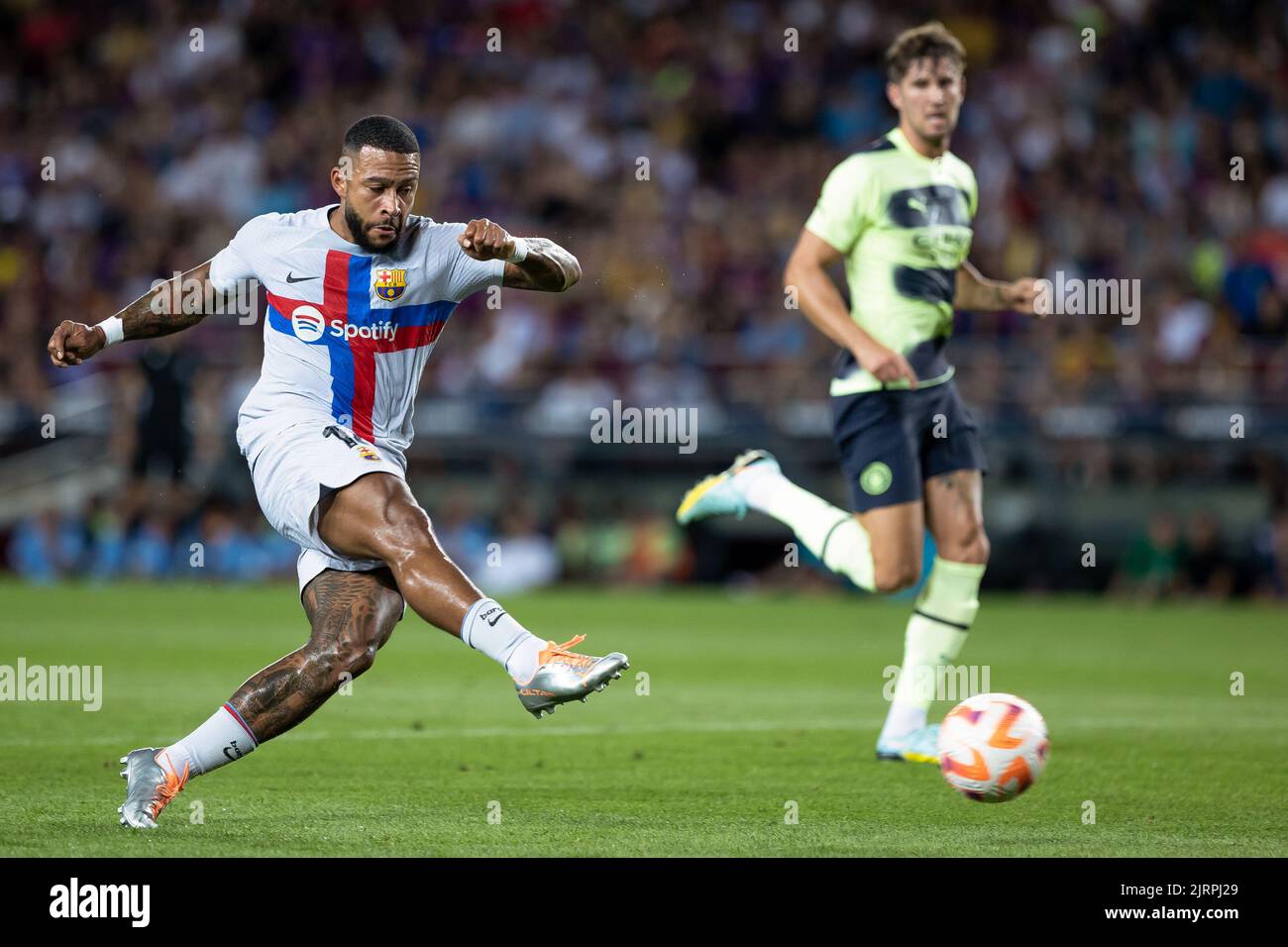 BARCELONA, SPAIN - AUGUST 24: Memphis Depay of FC Barcelona has a shot ...