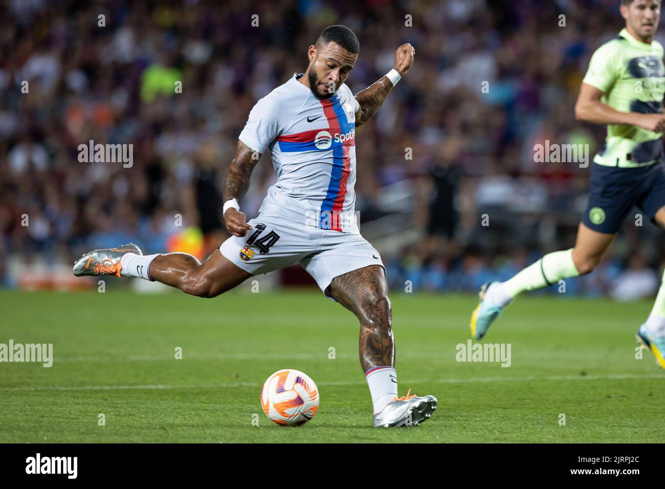 BARCELONA, SPAIN - AUGUST 24: Memphis Depay of FC Barcelona has a shot ...