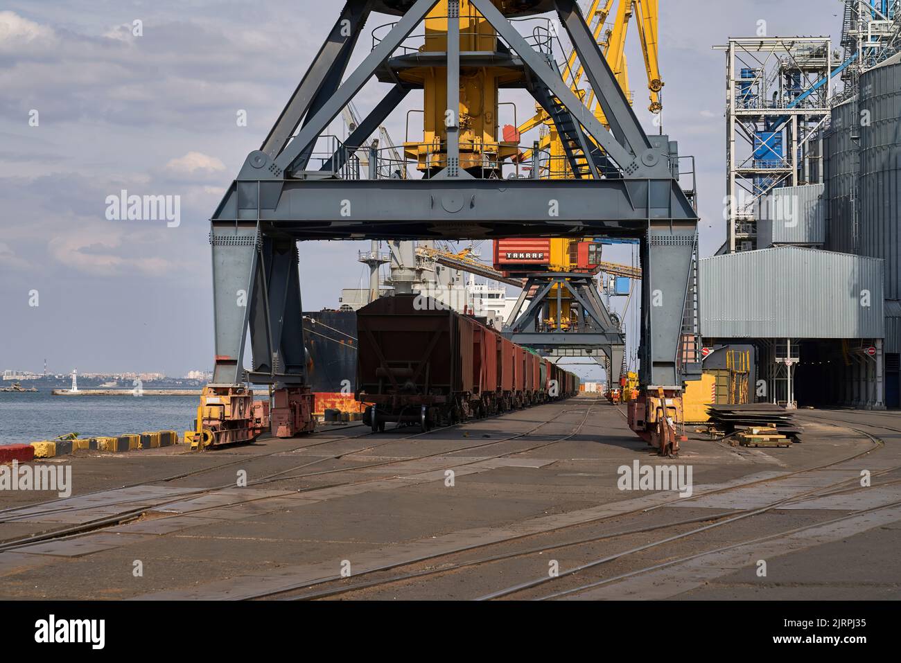 Odessa, Ukraine SIRCA 2019: Bulk carrier at port grain elevator ...