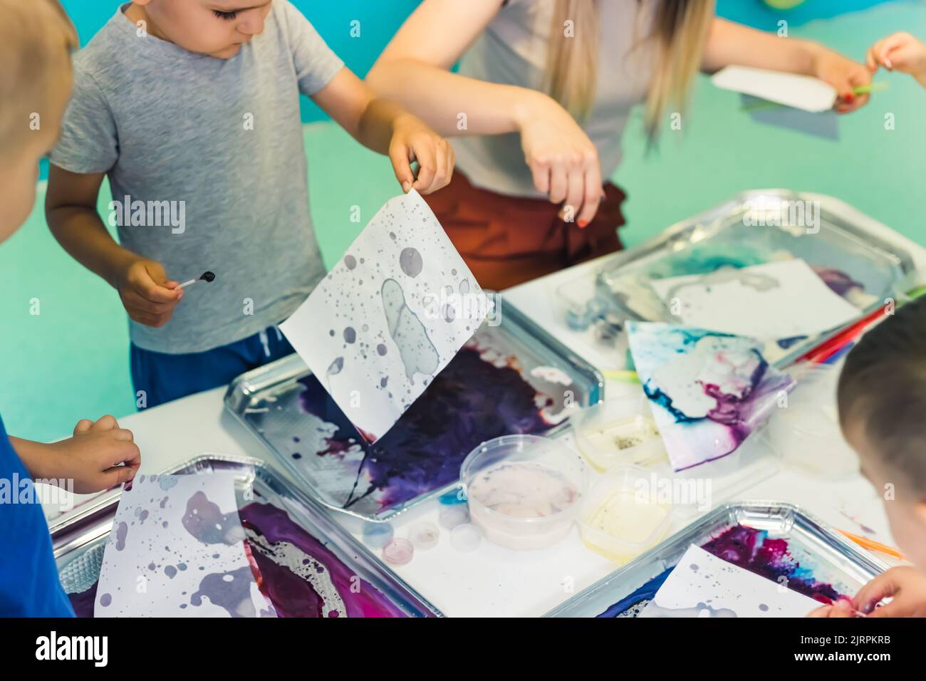 preschoolers painting on the water, Ebru art, creative art for kids ...