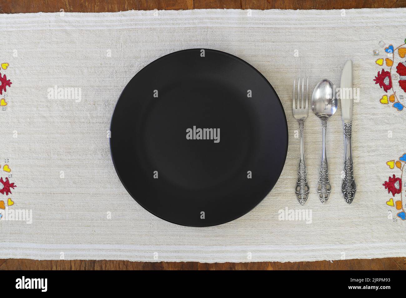 Empty black plate on wooden table. Food background for menu. Flatlay ...