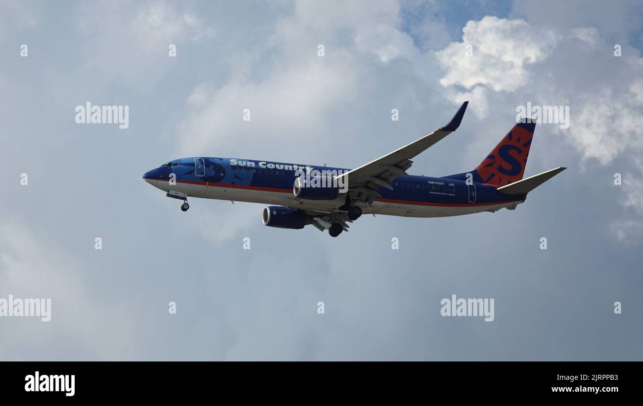 Sun Country Boeing 737-800 prepares for landing at Chicago O'Hare ...