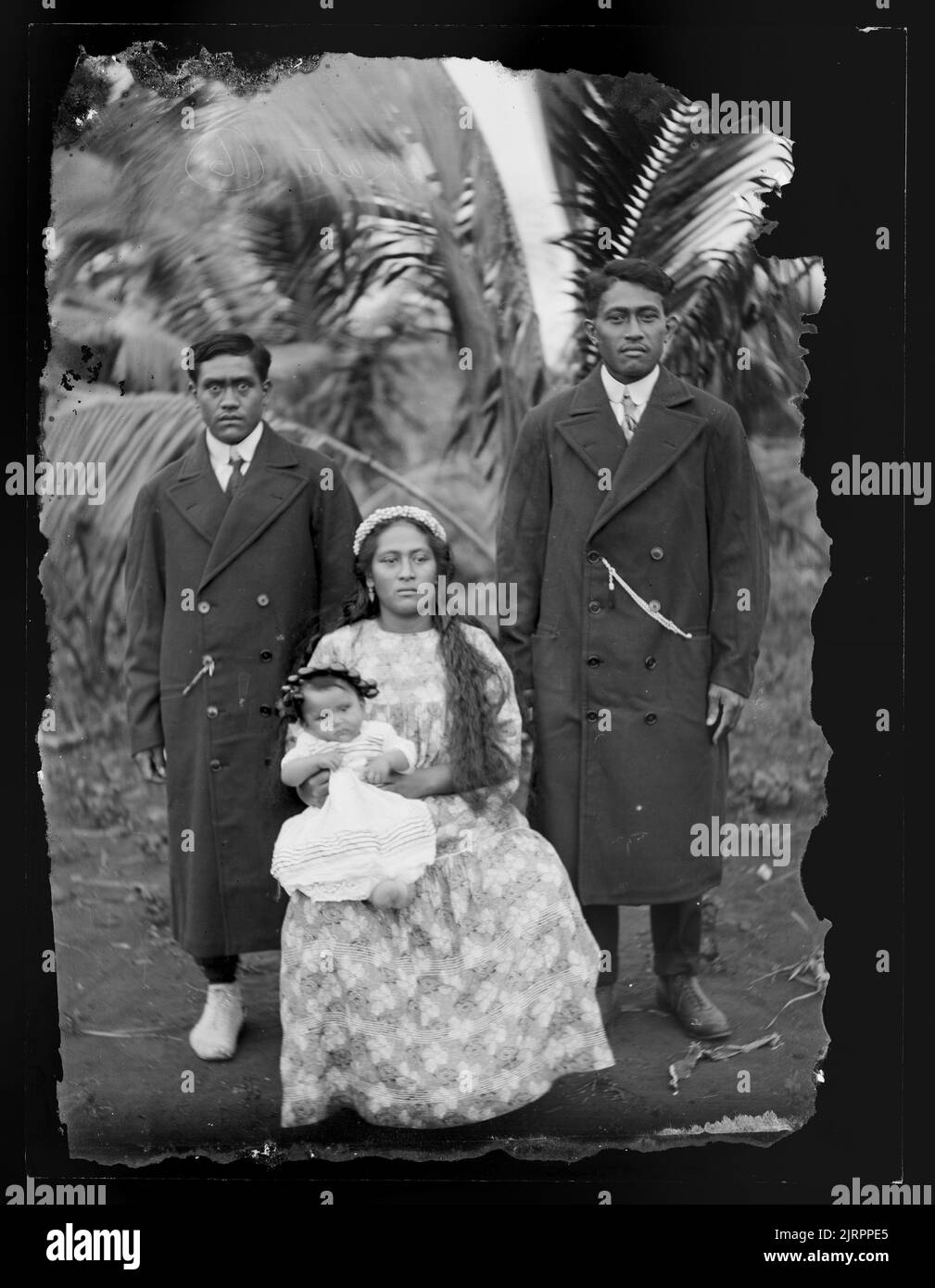 Indigenous family portrait Black and White Stock Photos & Images - Alamy