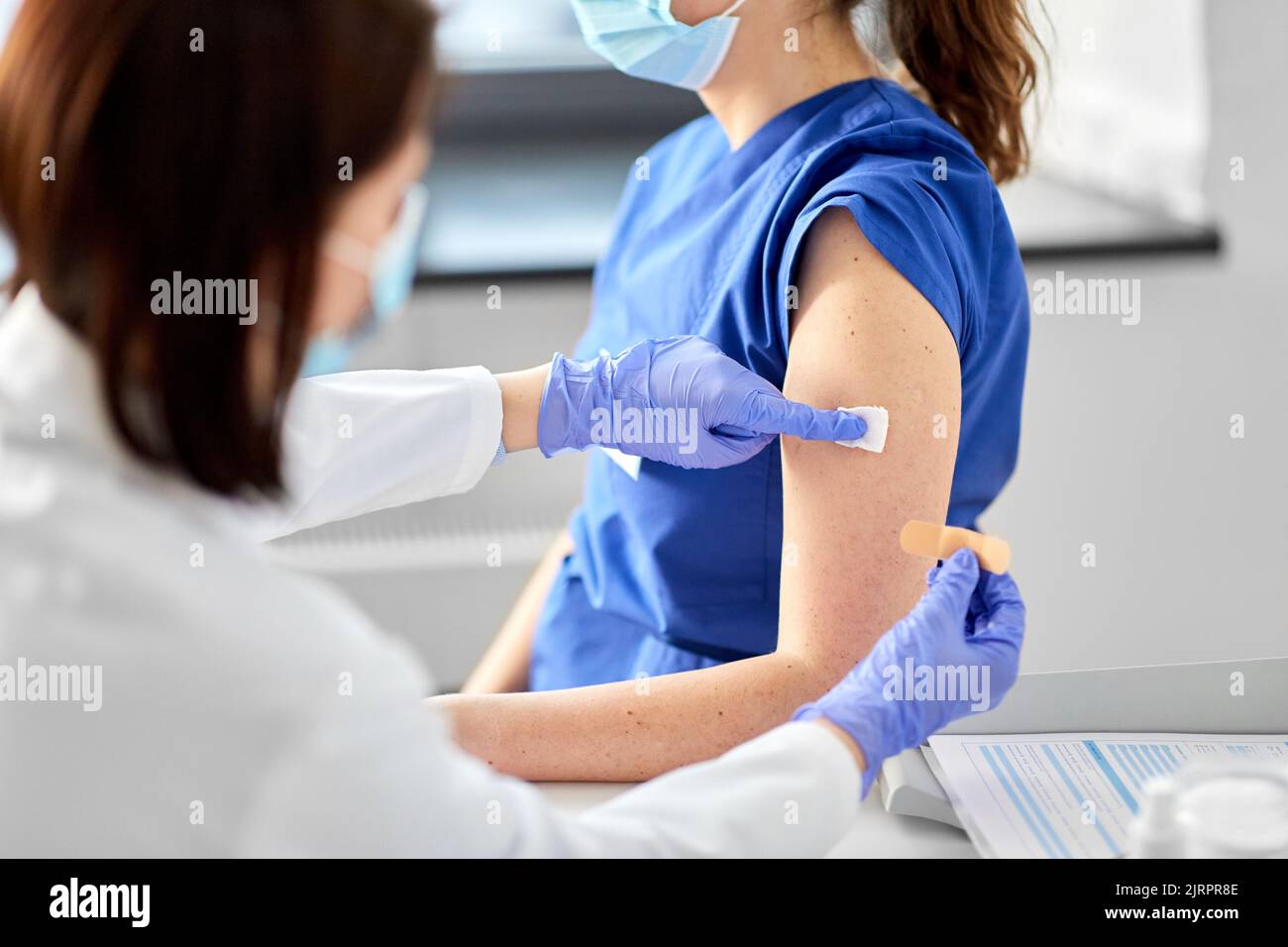 Medical patch hand hi-res stock photography and images - Alamy