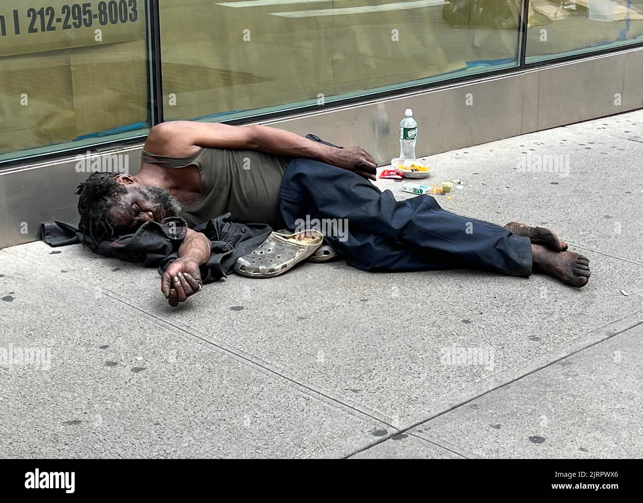 Man collapsed hi-res stock photography and images - Alamy