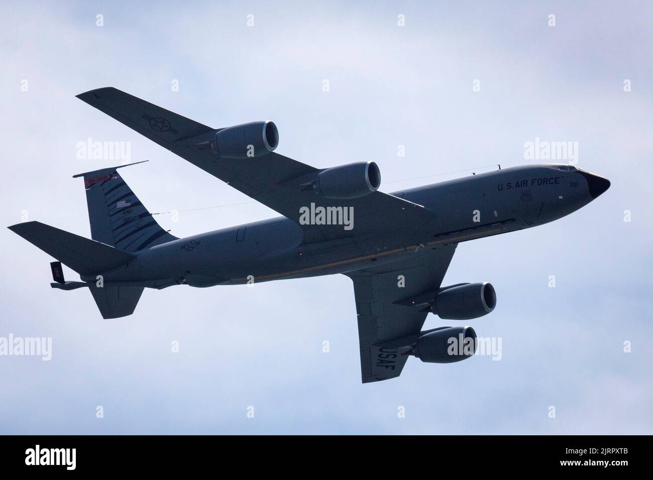 A U.S. Air Force KC-135R Stratotanker with the 108th Wing, New Jersey ...