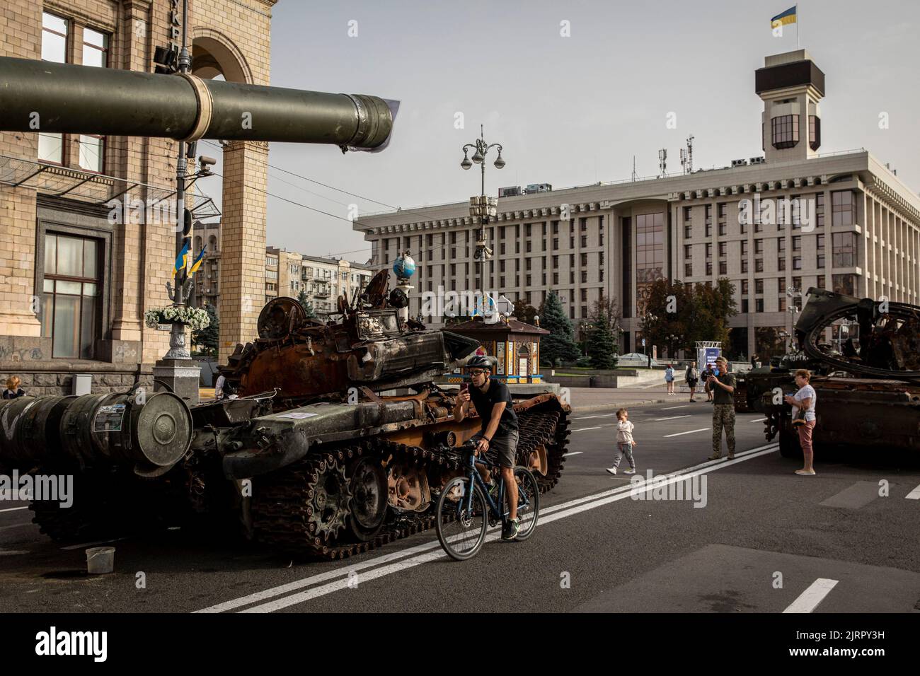 Soldiers riding tanks hi-res stock photography and images - Alamy