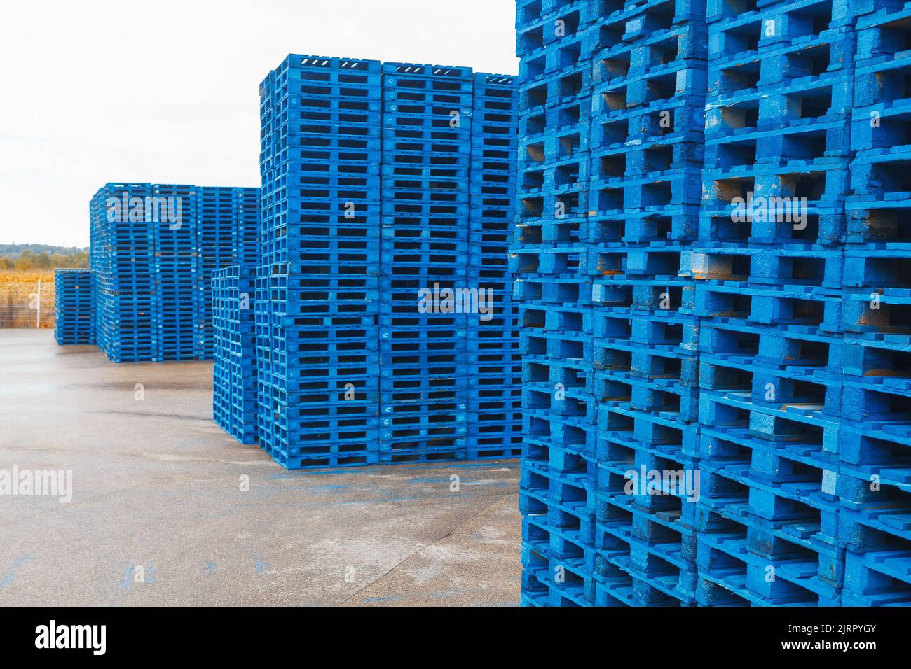 Empty pallets hi-res stock photography and images - Alamy