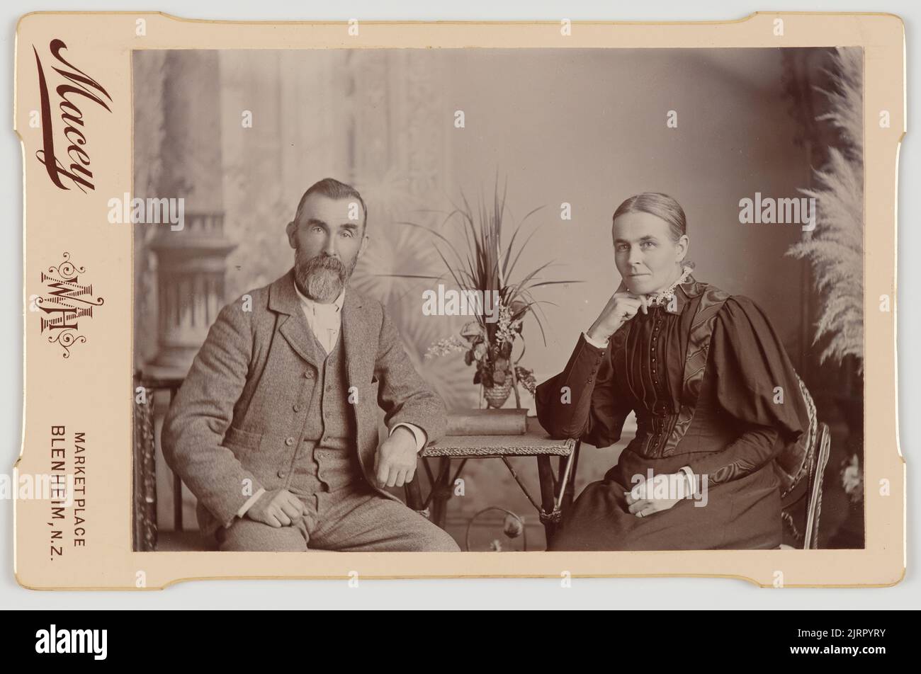 Elderly couple, Spencer, circa 1890-1915, Blenheim, by William H. Macey Stock Photo - Alamy