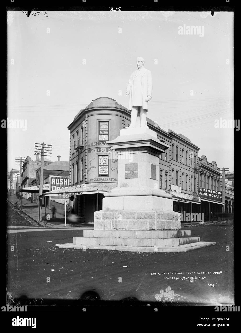 Sir George Grey statue, upper Queen Street Auckland Stock Photo - Alamy
