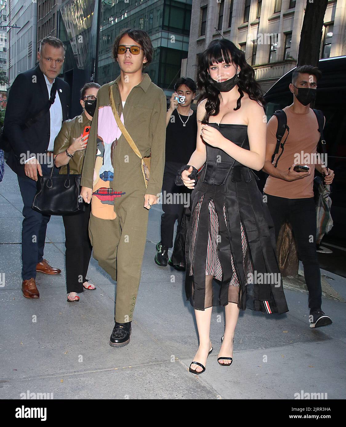 Cast of Amazon Studios Original Series The Lord of the Rings: The Rings ...