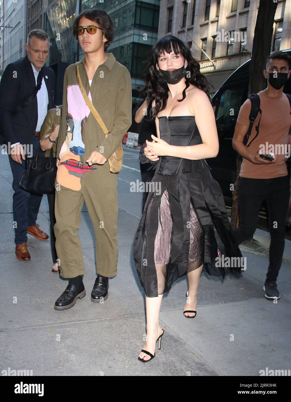 Cast of Amazon Studios Original Series The Lord of the Rings: The Rings ...