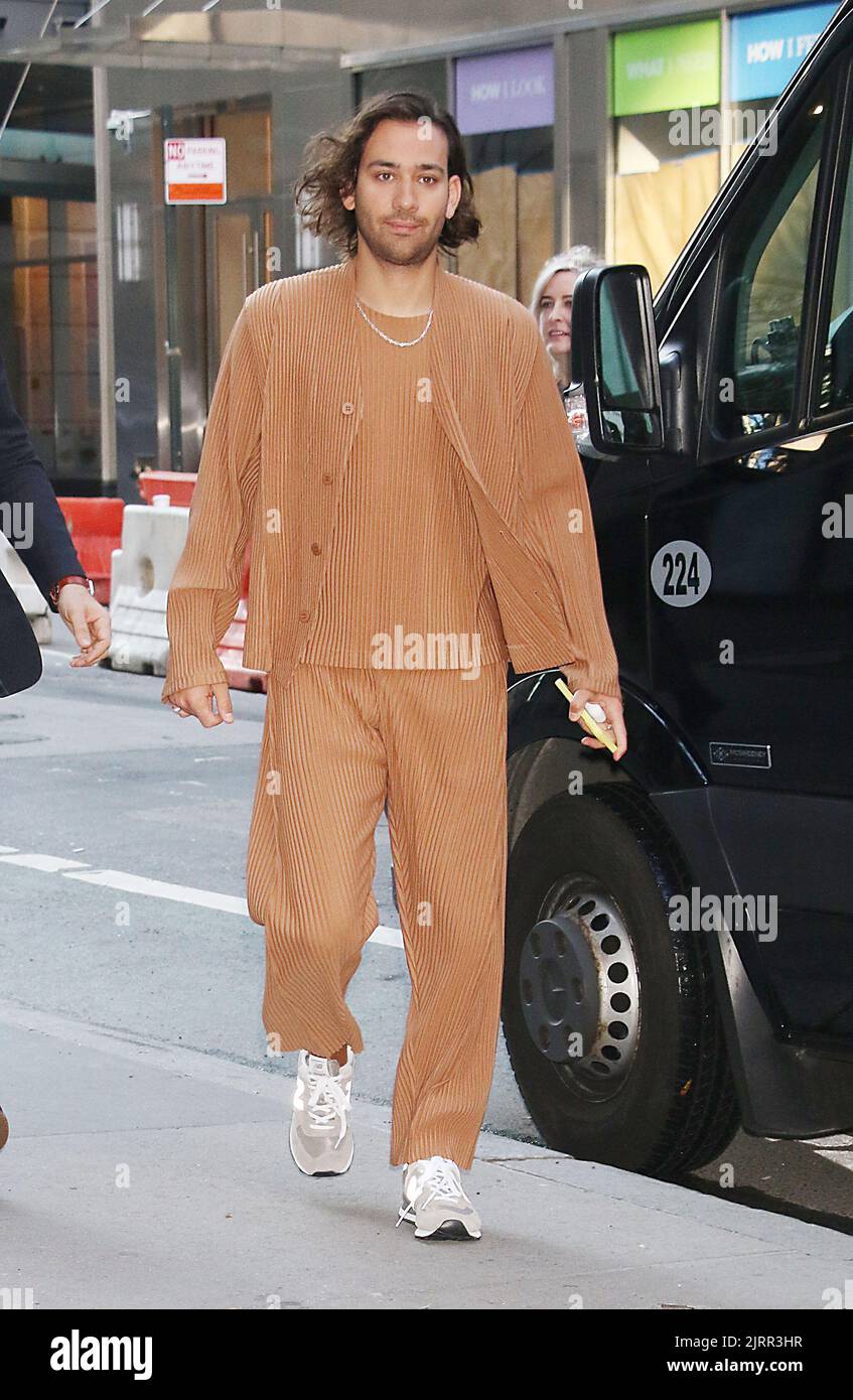 Cast of Amazon Studios Original Series The Lord of the Rings: The Rings ...