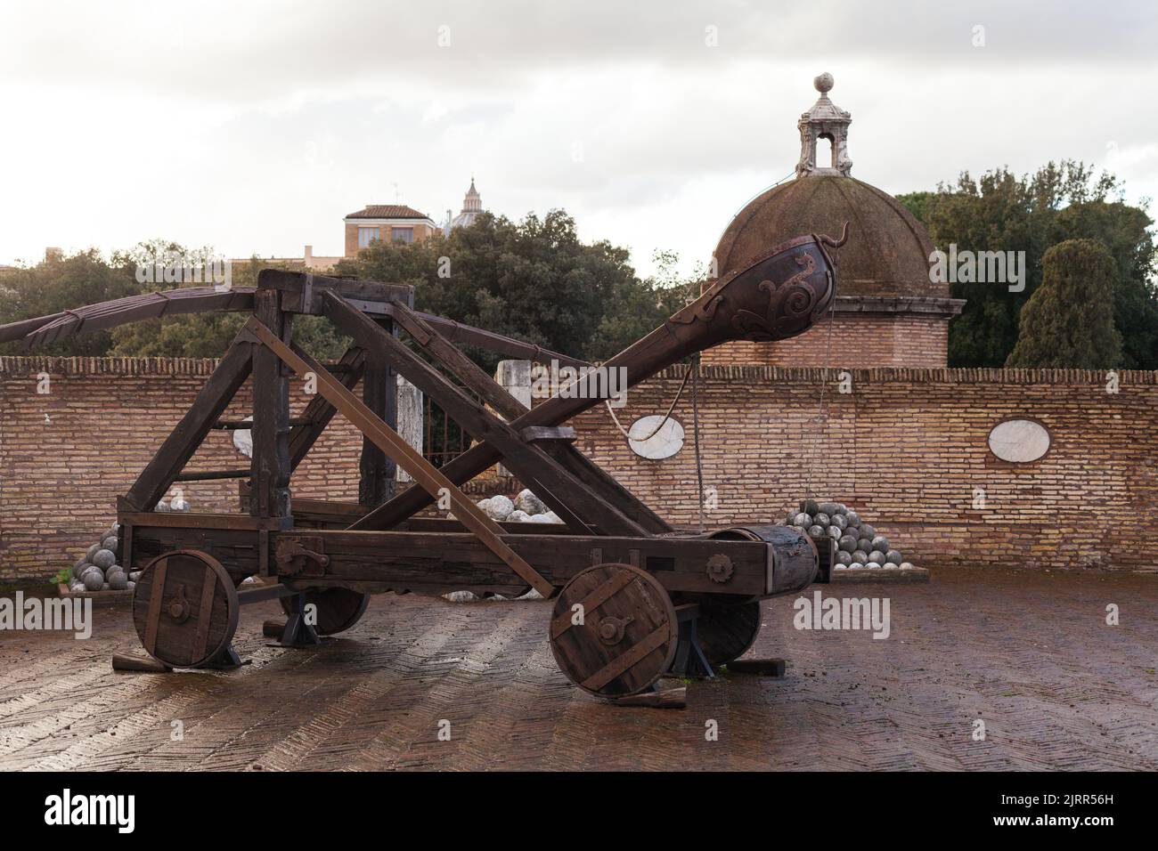 Picture of a wooden medieval catapult Stock Photo - Alamy