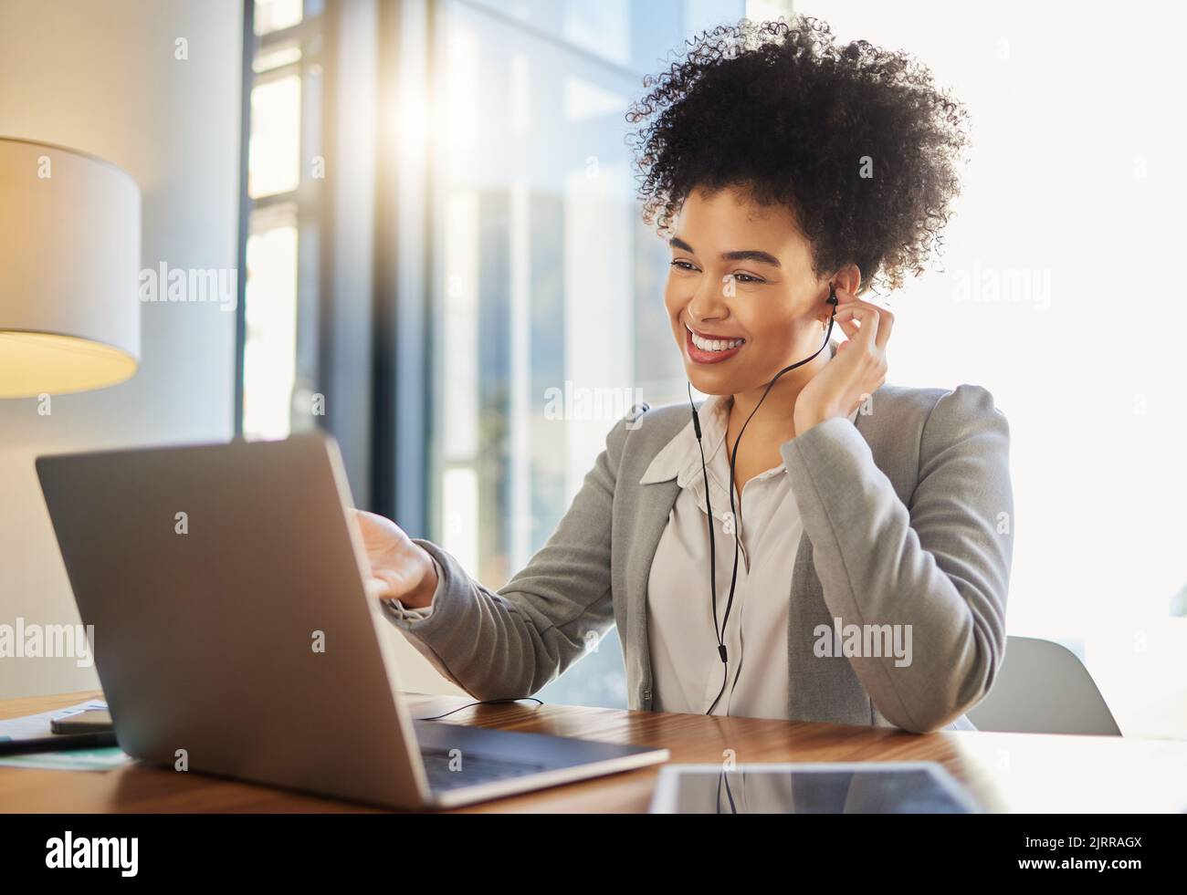 Black woman zoom meeting hi-res stock photography and images - Alamy