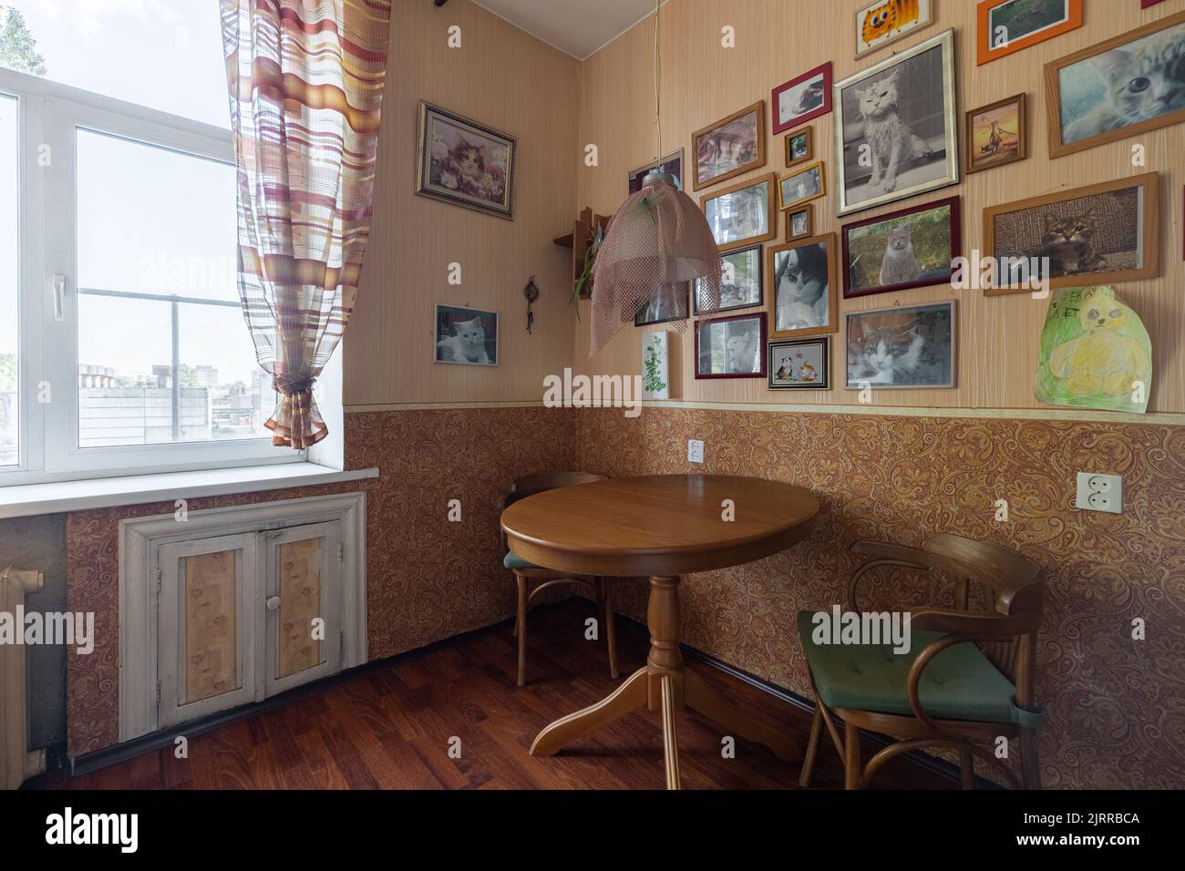 Vintage living room empty hi-res stock photography and images - Alamy