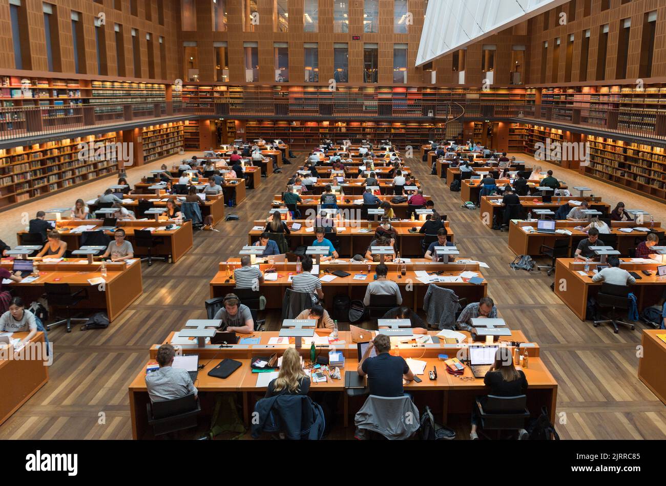 Dresden, Germany. 11th July, 2018. Numerous people sit in the large ...