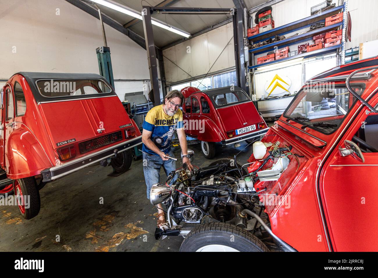 PRODUCTION - 25 August 2022, North Rhine-Westphalia, Dülmen: Thomas Franz works on a Citroën 2CV ...