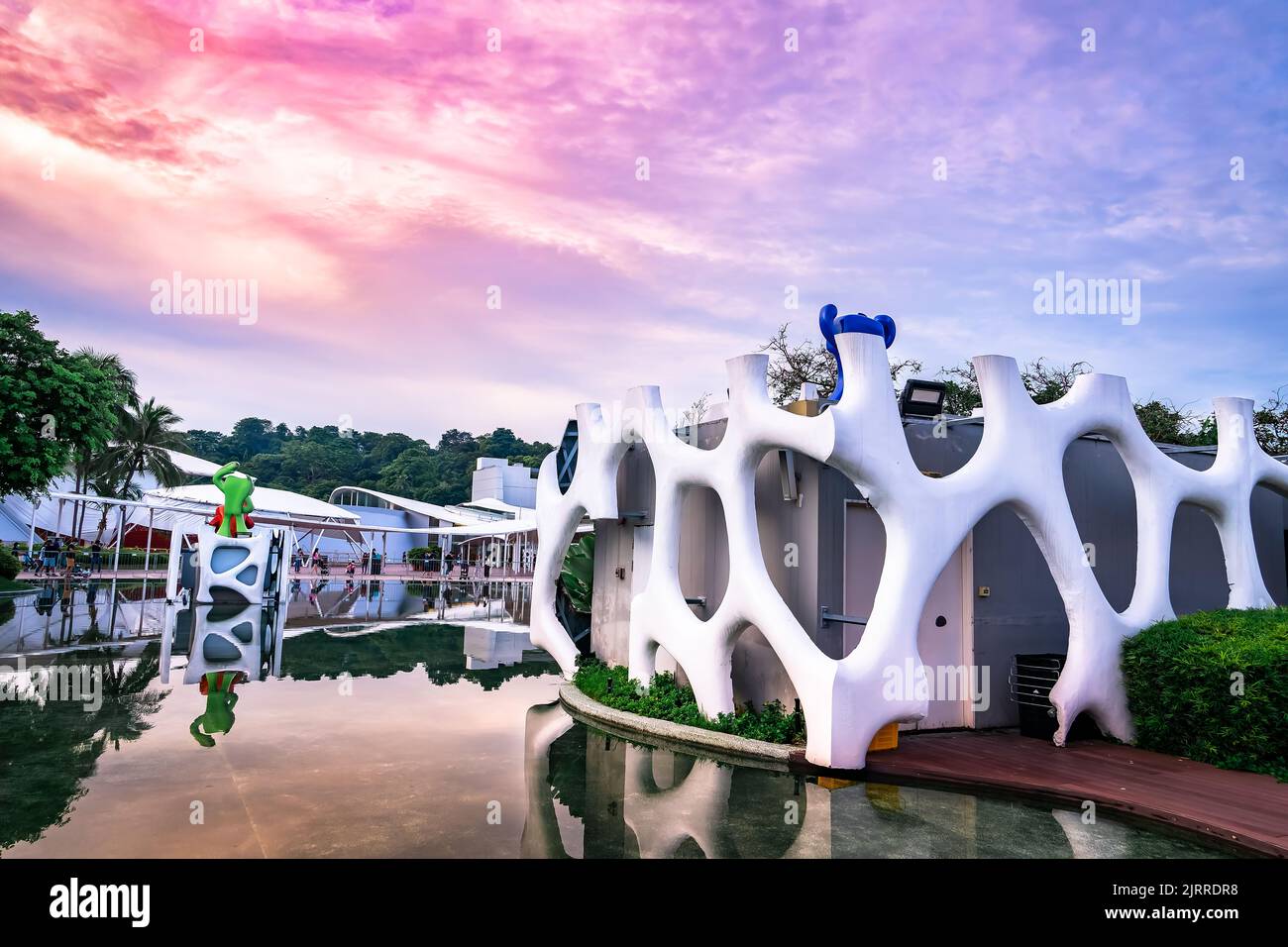 Sunset at VivoCity roof top Garden, it is a shopping mall near Sentosa ...