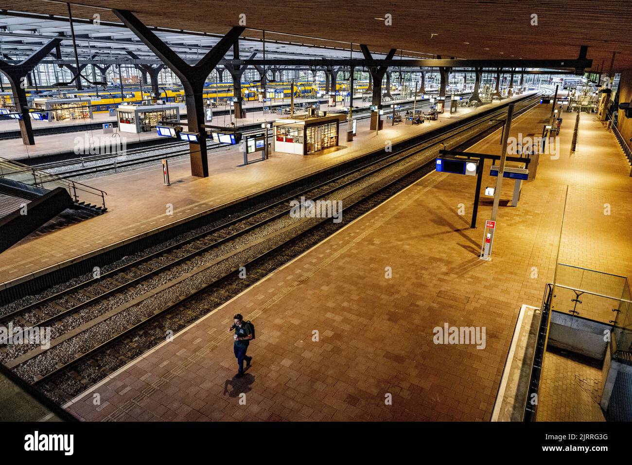 2022-08-26 07:17:32 ROTTERDAM - An almost empty station at Rotterdam ...