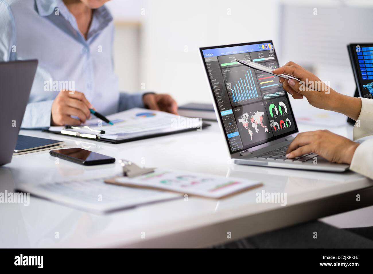 Data Analyst Using Data Analytics KPI Dashboard Stock Photo - Alamy