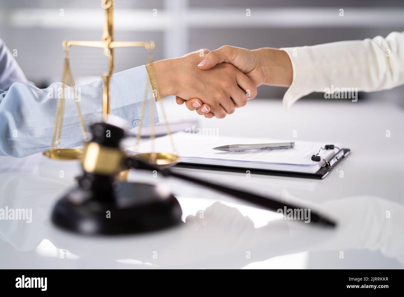 Lawyer Client Handshake In Courtroom. Justice And Law Stock Photo - Alamy