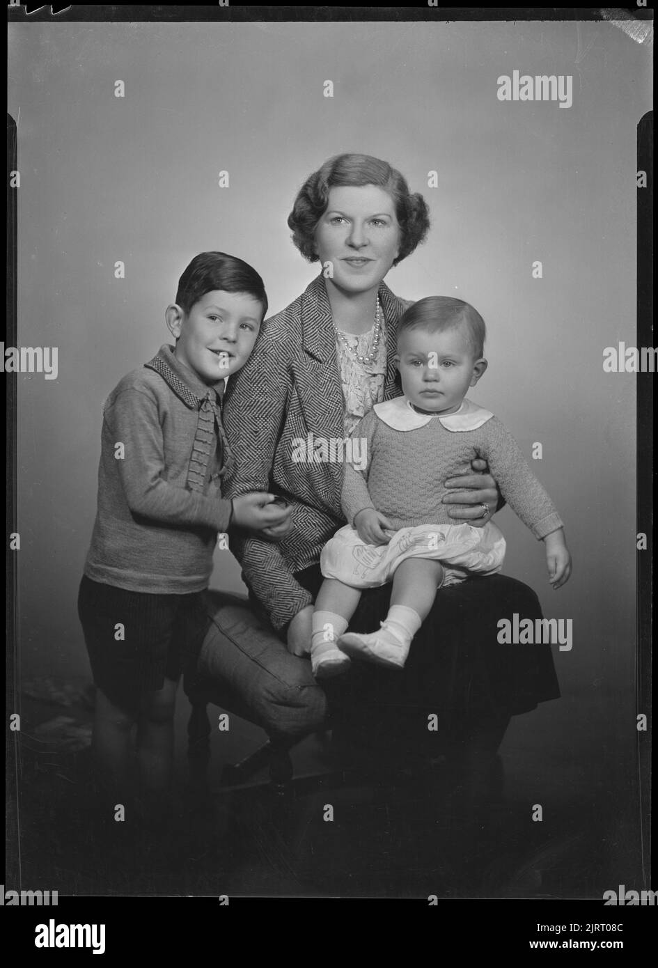 Mrs d roake and children mrs d roake and children hi-res stock ...