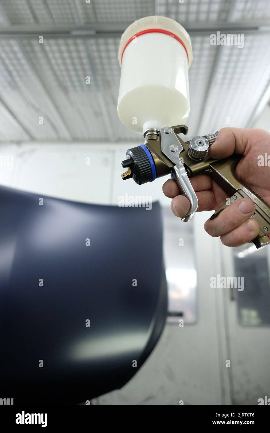 Halle, Germany. 24th Aug, 2022. A paint spray gun in the "Cars ...
