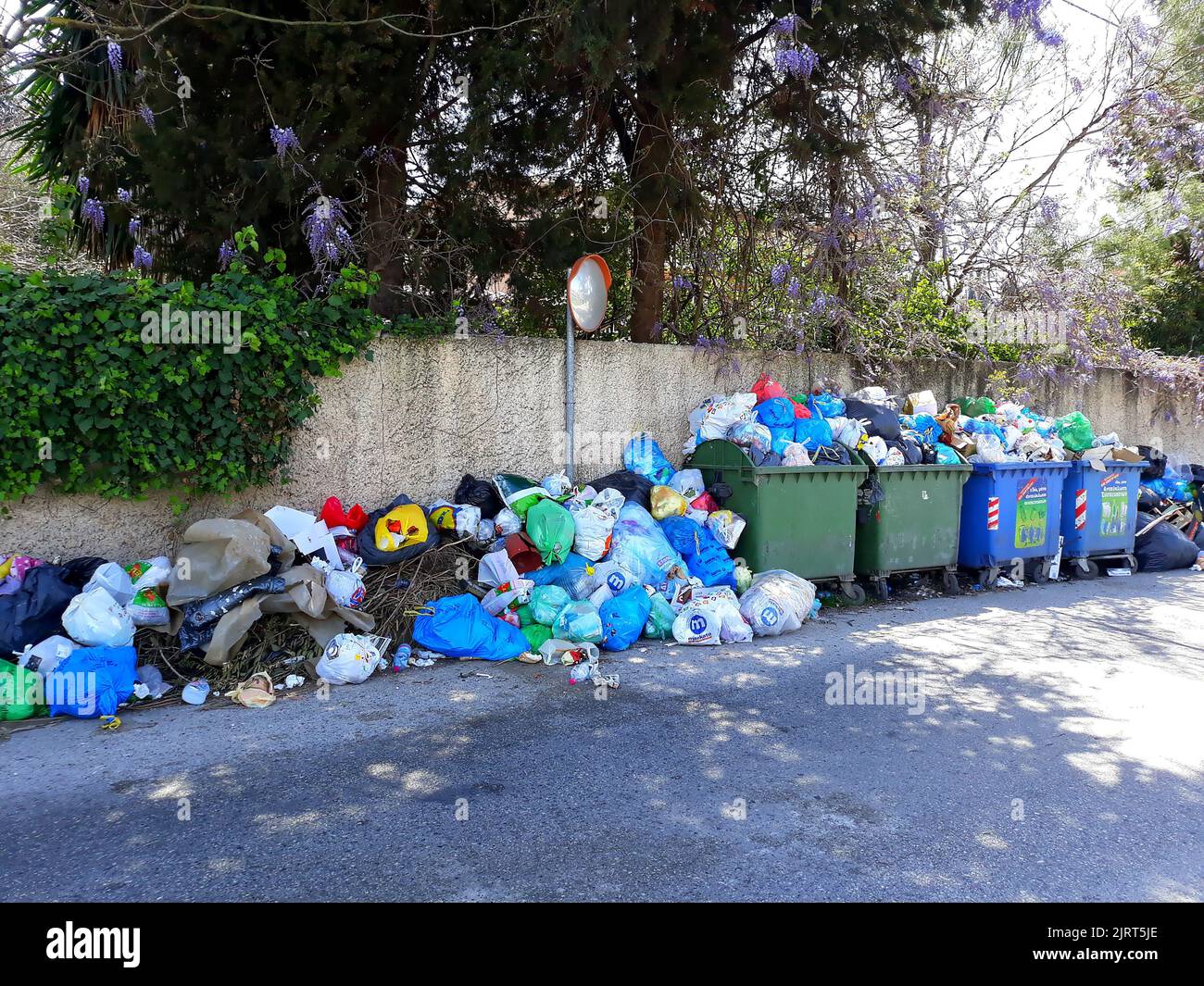 Plastic pollution roadside hi-res stock photography and images - Alamy