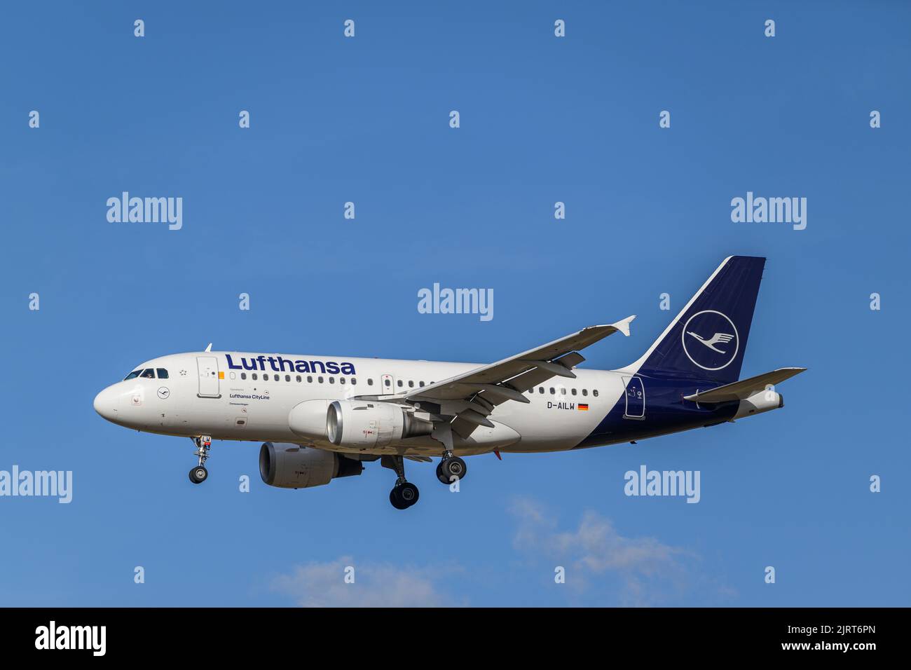 Airbus a319 114 landing hi-res stock photography and images - Alamy