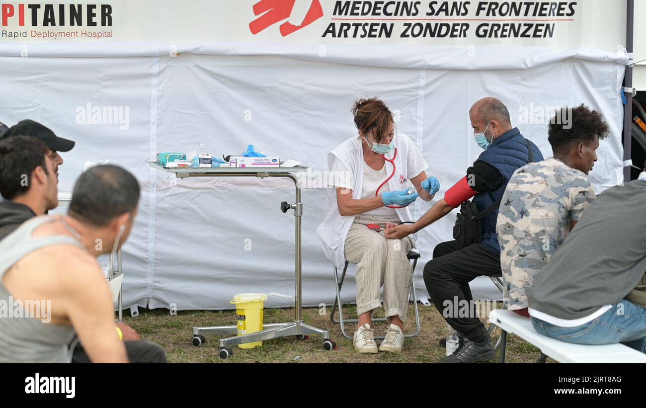 Doctor without border hi-res stock photography and images - Alamy