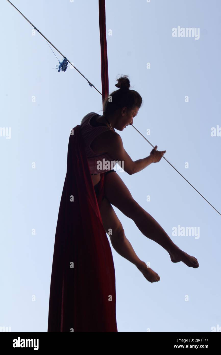 Acrobatica hi-res stock photography and images - Alamy