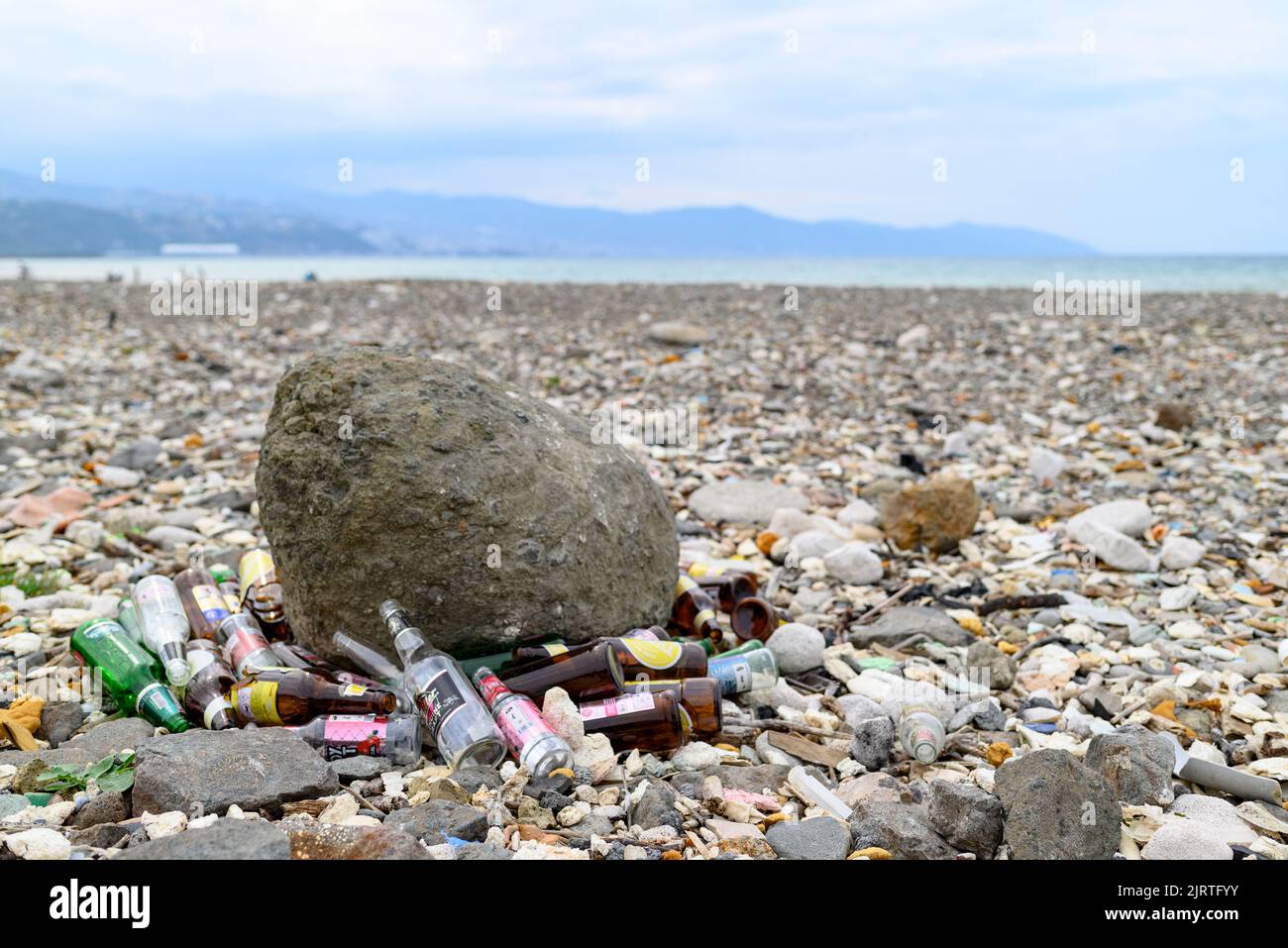 Garbage near big stone on the beach of the Black Sea in Trabzon Stock ...