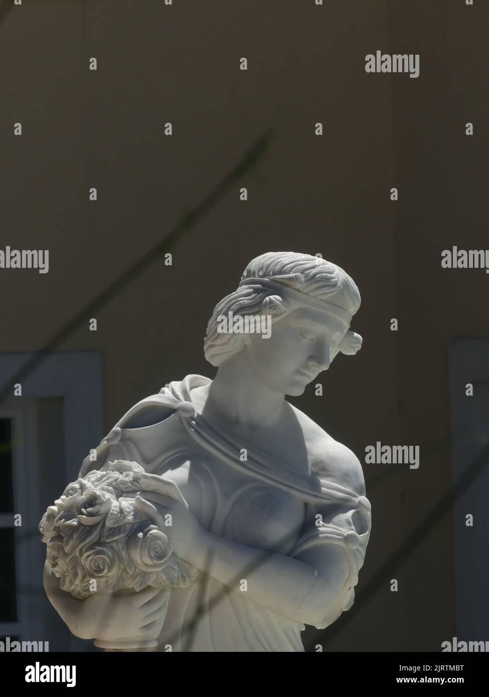 Roman old woman statue hi-res stock photography and images - Alamy
