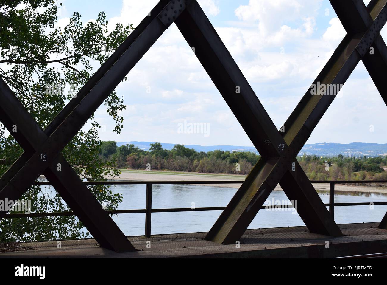 drought in Germany seen from a railroad bridge, Niedrigwasser im Rhein ...