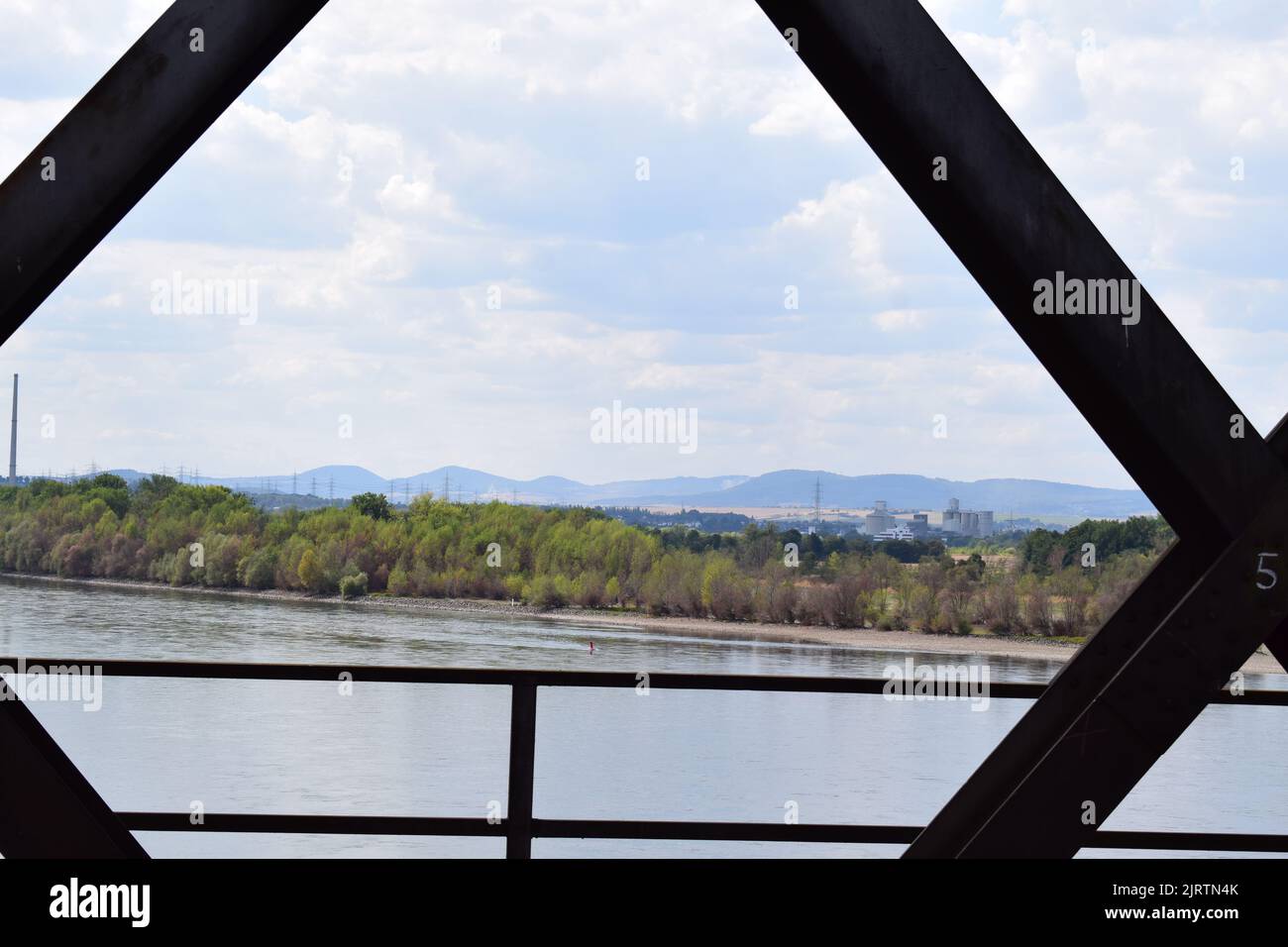 drought in Germany seen from a railroad bridge, Niedrigwasser im Rhein ...