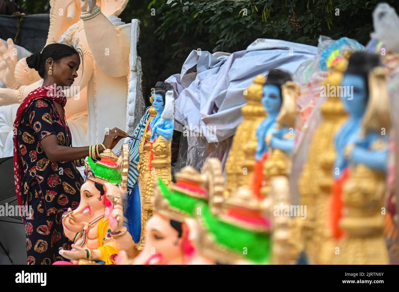New Delhi, India. 26th Aug, 2022. An artist works on an idol of ...