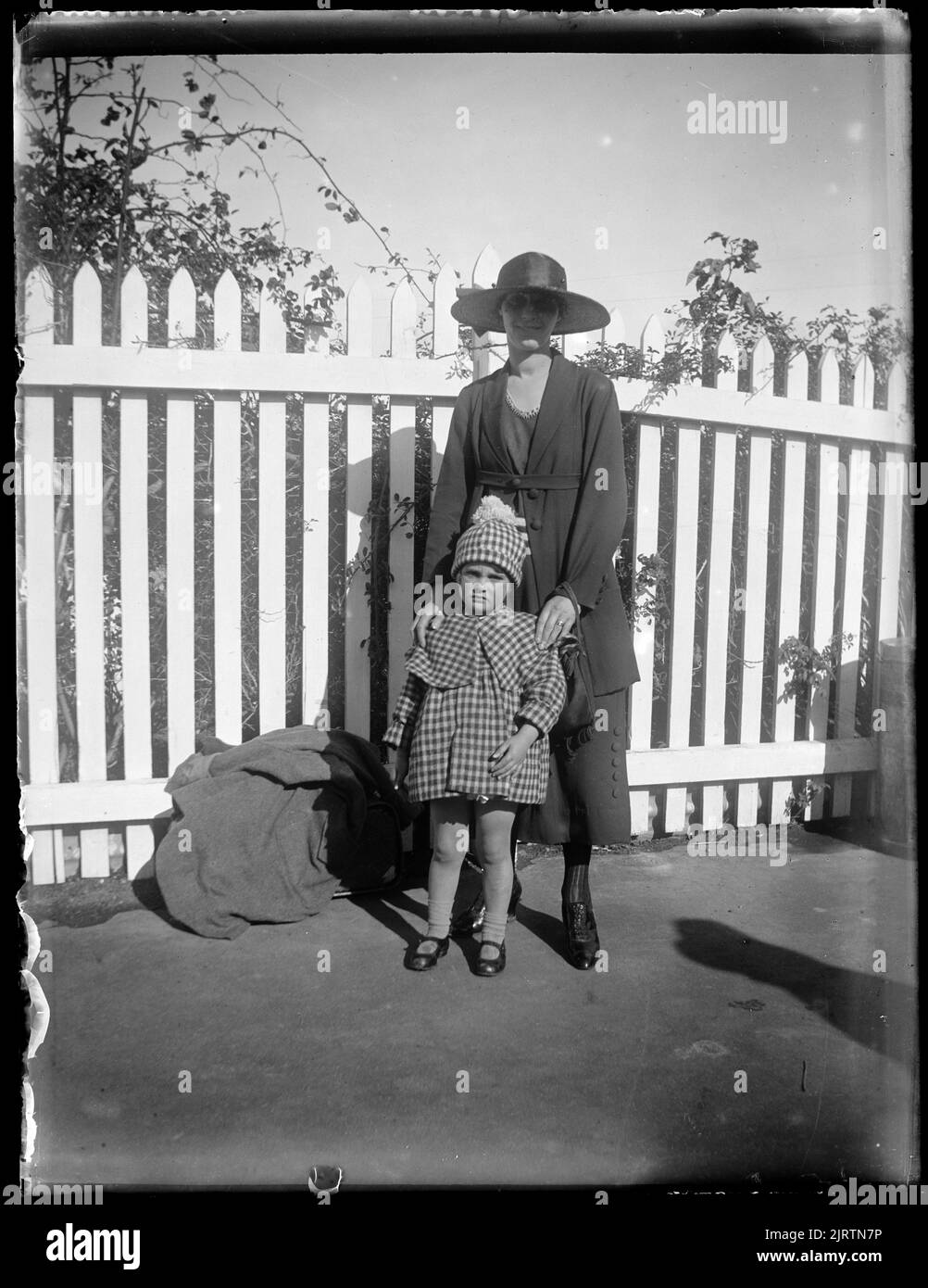 Wooden front yard fence Black and White Stock Photos & Images - Alamy