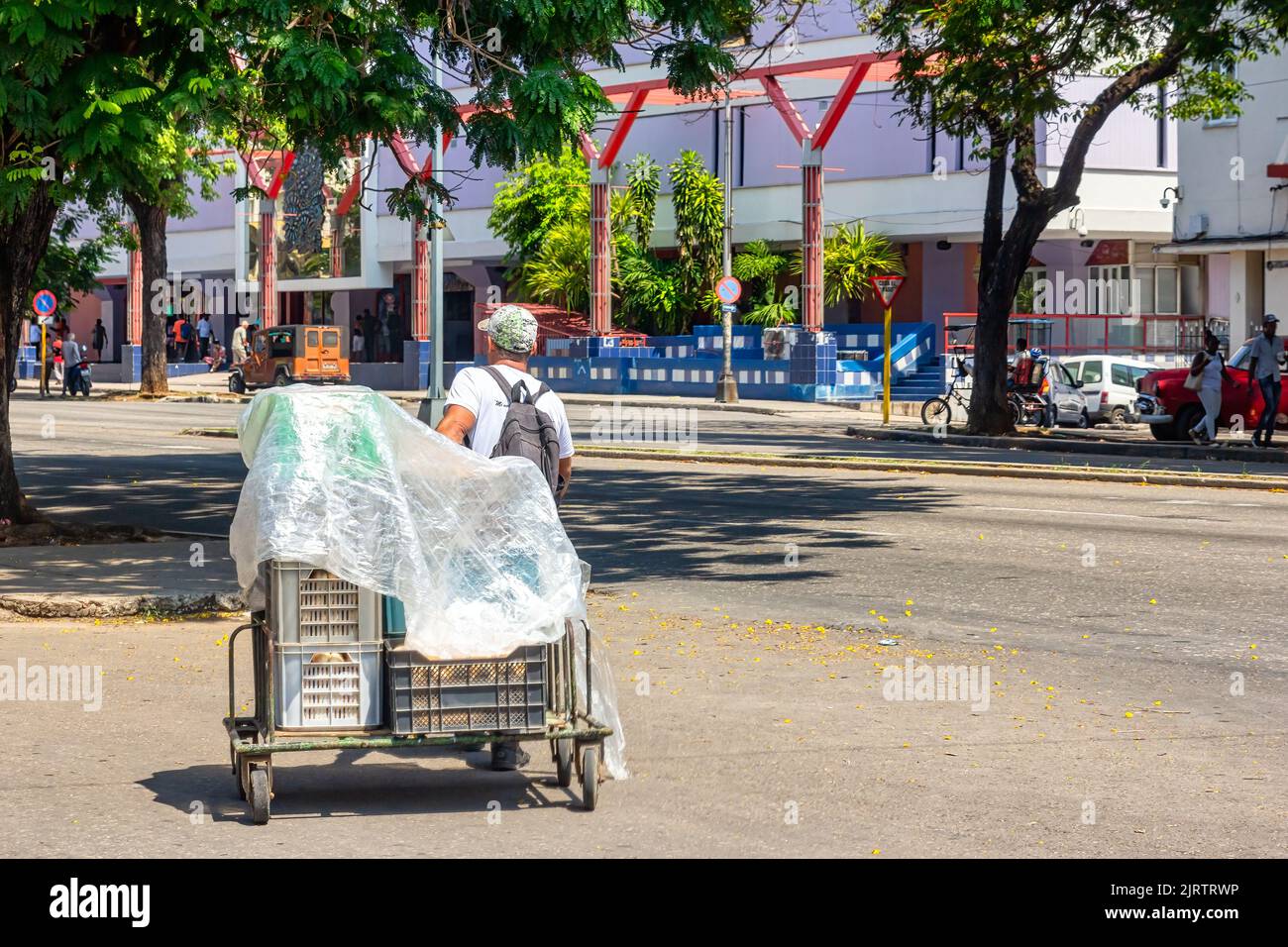 Man pulling cart hi-res stock photography and images - Alamy
