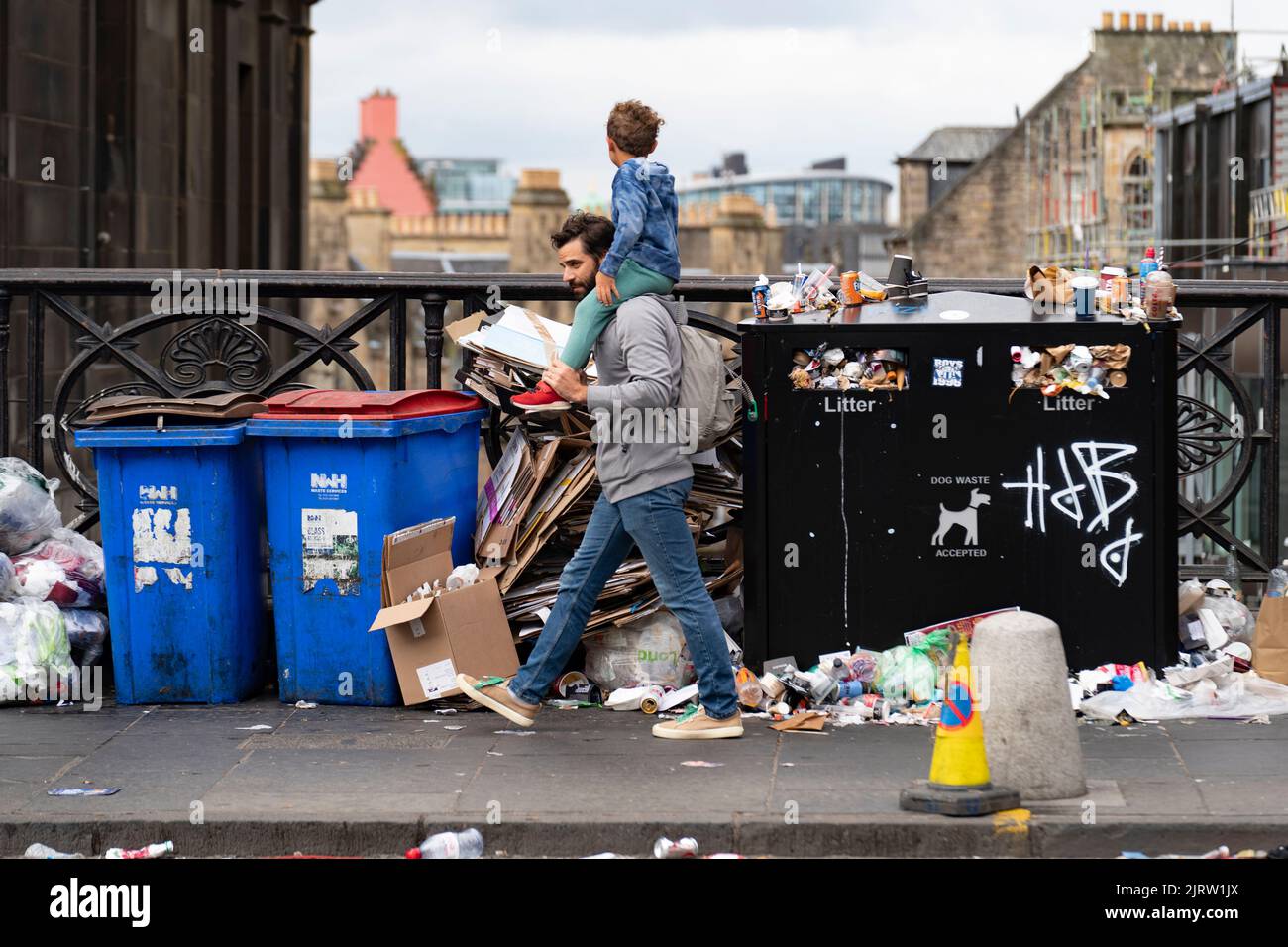 Binmen strikes hi-res stock photography and images - Alamy